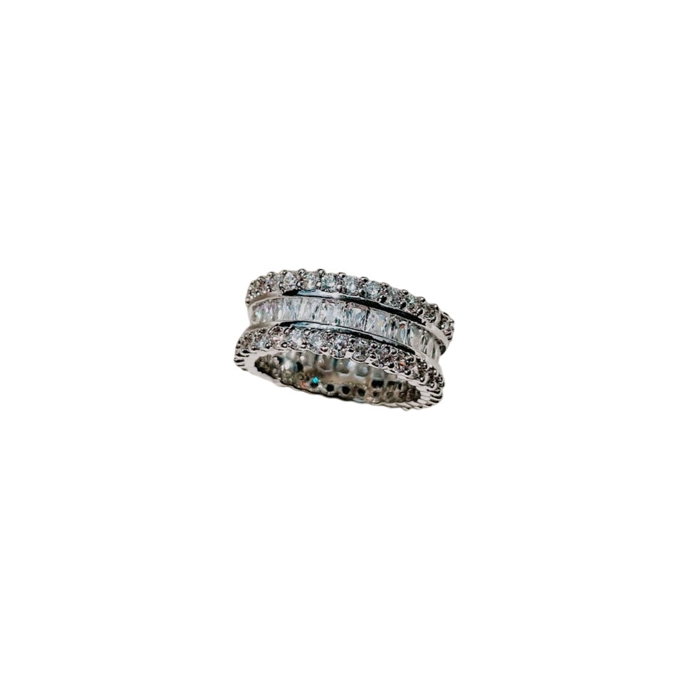HEYMAEVE Hampshire Ring in White Gold with Sparkling Accents